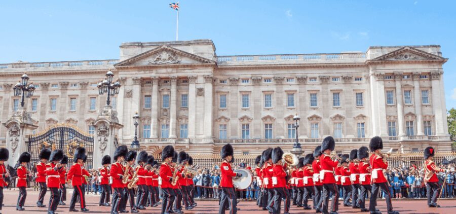 London: Changing of the Guard with a an APP - Navigating the Itinerary and Locations