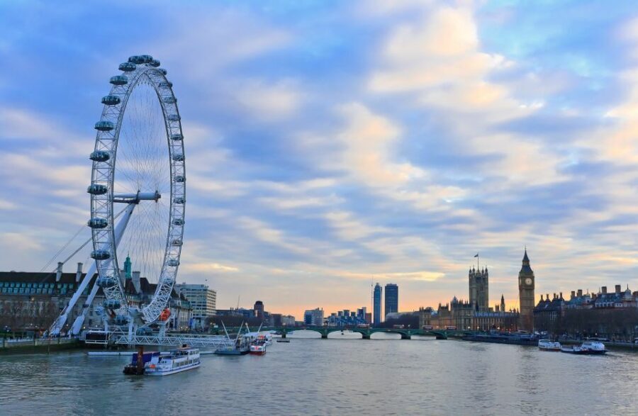 London: Christmas Lights Nighttime Bus Tour with Live Guide - Authentic Traveler Perspectives
