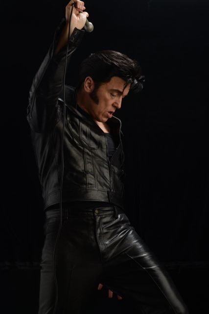 London: Dinner Cruise with Elvis Tribute on the Thames River - Inside the Meal and Entertainment