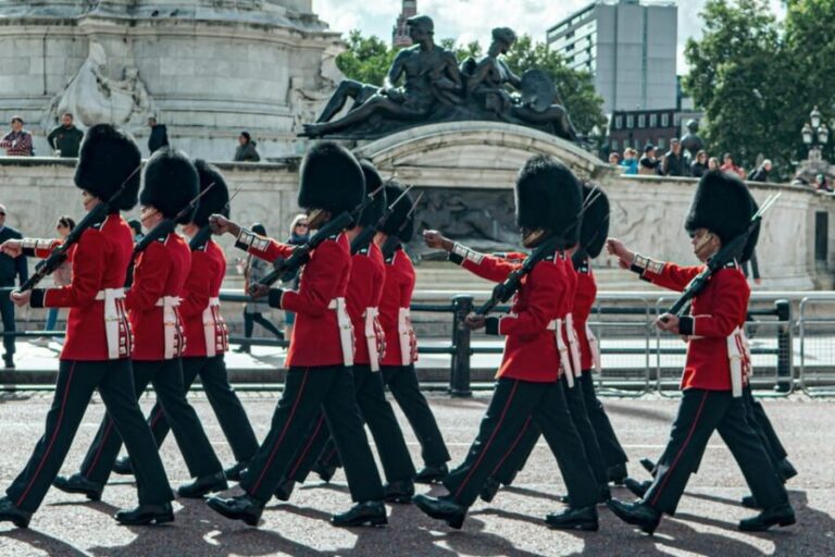 London: Guided Walking Tour & Changing of the Guard - The Nighttime Option: London Bridges by Night