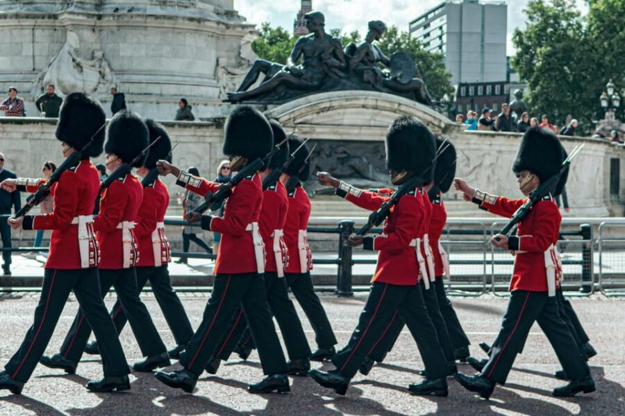 London: Guided Walking Tour & Changing of the Guard - The Nighttime Option: London Bridges by Night