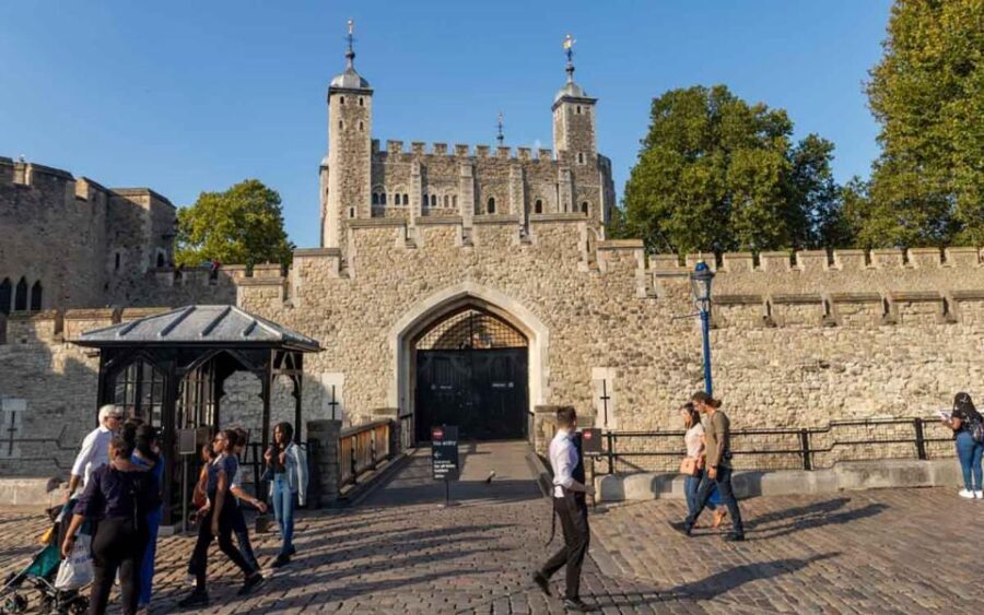 London: Houses of Parliament, Trafalgar Square & Royal Parks - Transportation and Group Dynamics
