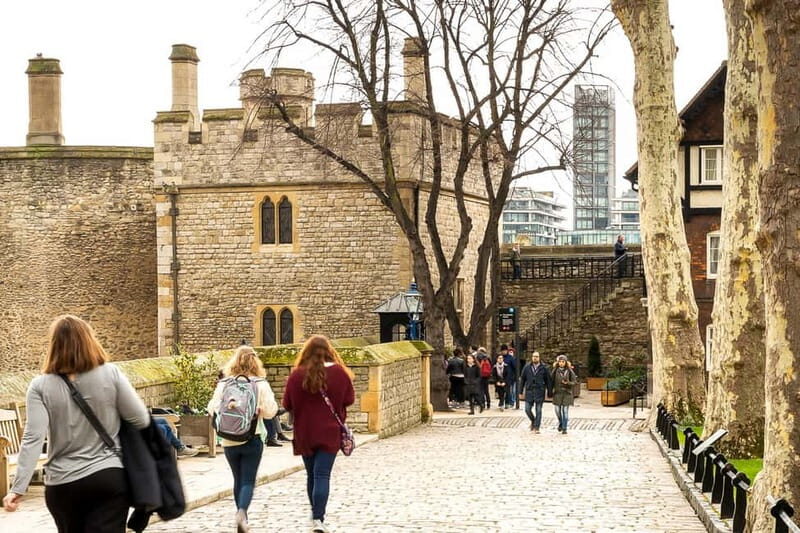 London: Tower of London and Crown Jewels Exhibition Ticket - Exploring the Grounds and the Architecture