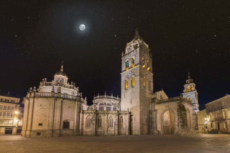 Lugo: St. Mary's Cathedral Guided Tour "Walk in the clouds" - Accessibility and Considerations