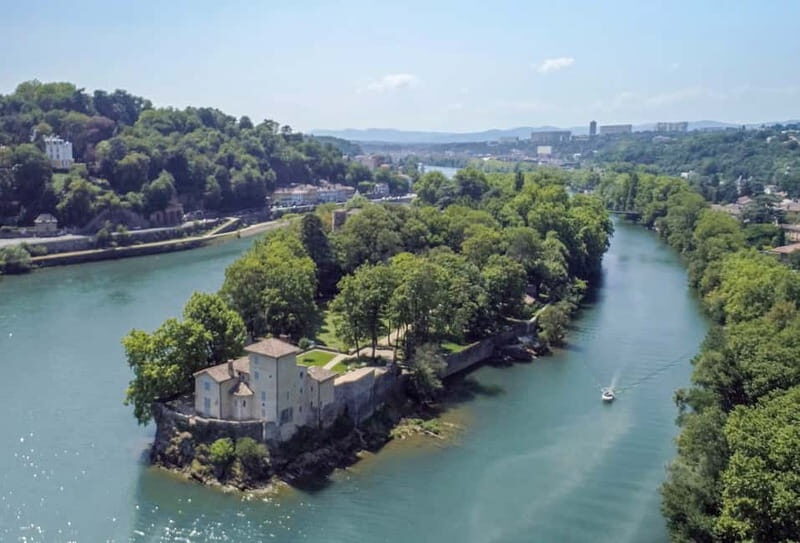 Lyon: from Confluence to Barbe Island by free license boat - What to Expect on the Route