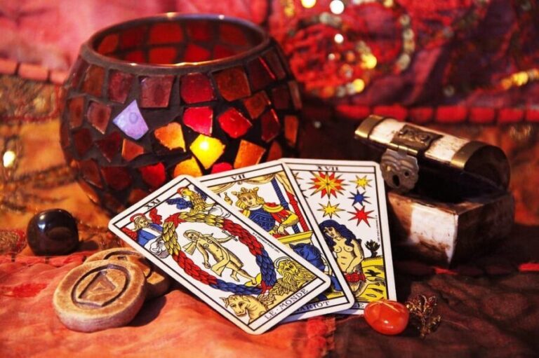 Lyon: Tarot Reading and Neon Painting Workshop - The Value of This Experience