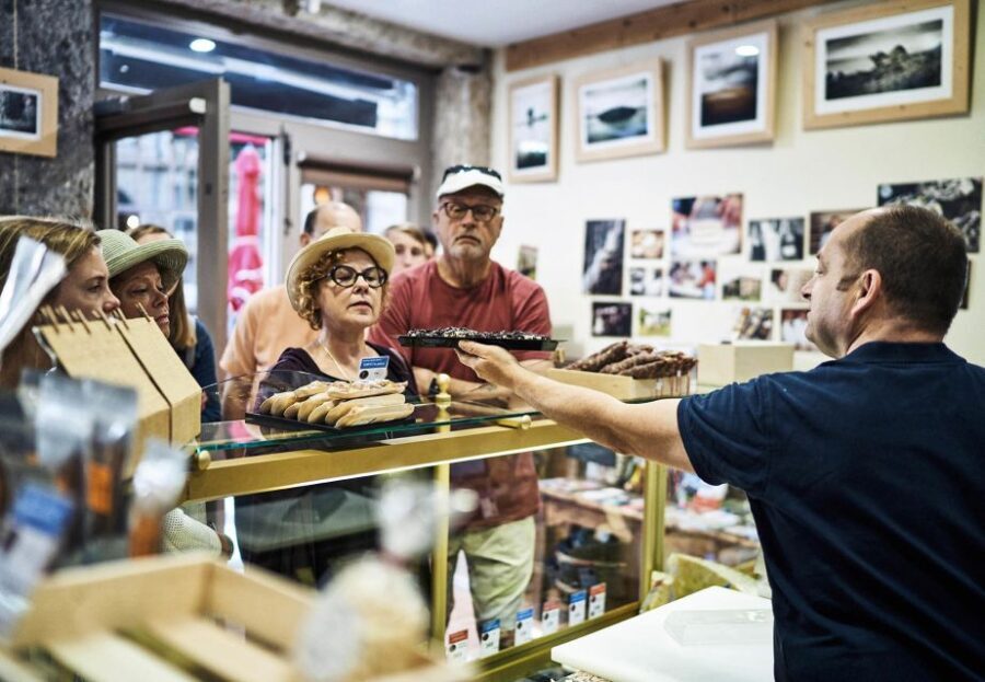 Lyon: Vieux Lyon Food Tasting Walking Tour - Silent Details that Make a Difference