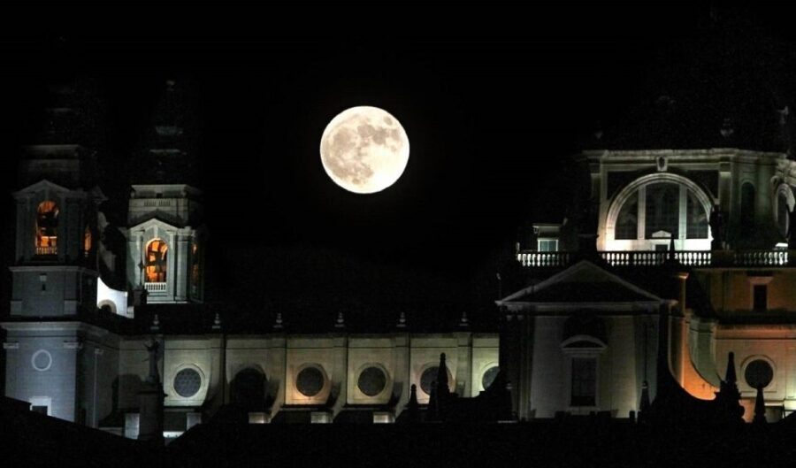 Madrid: Enchanted Evening Walking Tour in Spanish - Who Will Love This Tour?