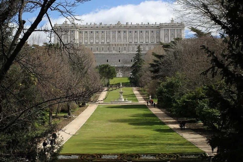 Madrid Retro Tour Madrid- 30 min - An In-Depth Look at the Madrid Retro Tour