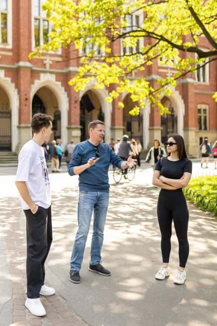 Magic of Krakow: Guided Tour of the Old Town - The Guide and Group Dynamics