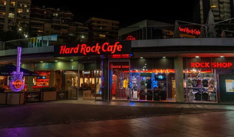 Malaga: Hard Rock Cafe Entrance with Lunch or Dinner - The Menu and Dining Experience