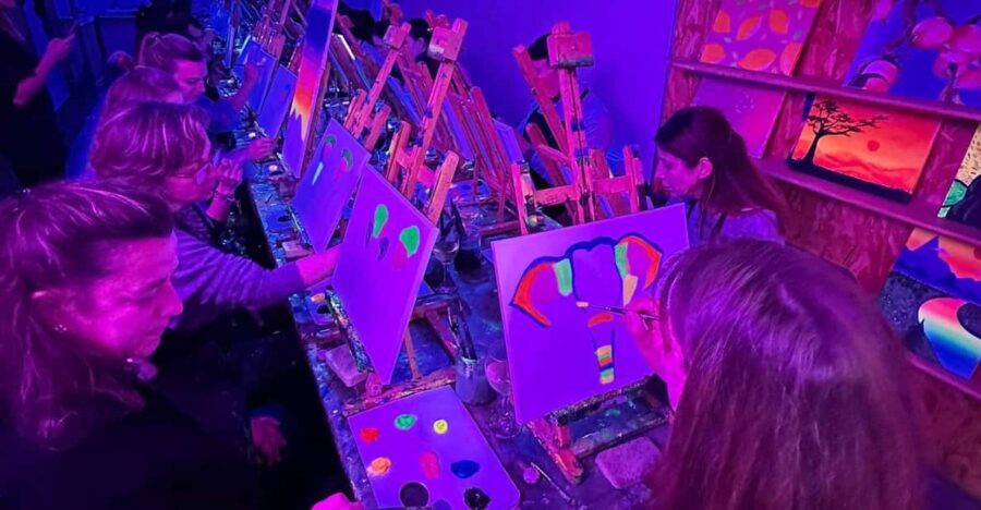 Málaga: Wine Gogh Glow Academy Paint and Sip Class - Value and Cost