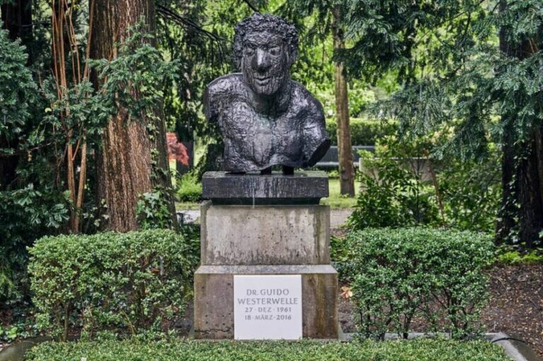 Melaten Friedhof: Guided tour with all senses - Who Will Enjoy This Tour?