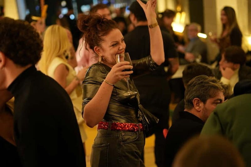 Naples: Dinner show, Tradition & Music with a glass of wine - What Makes the Dinner Show Special?