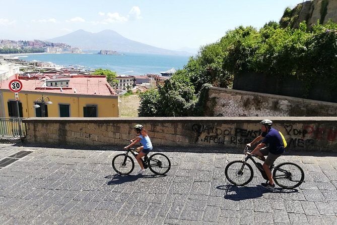 Naples panoramic e-bike(pedal assisted)ride with pizza tasting - The Delicious Fried Pizza Experience