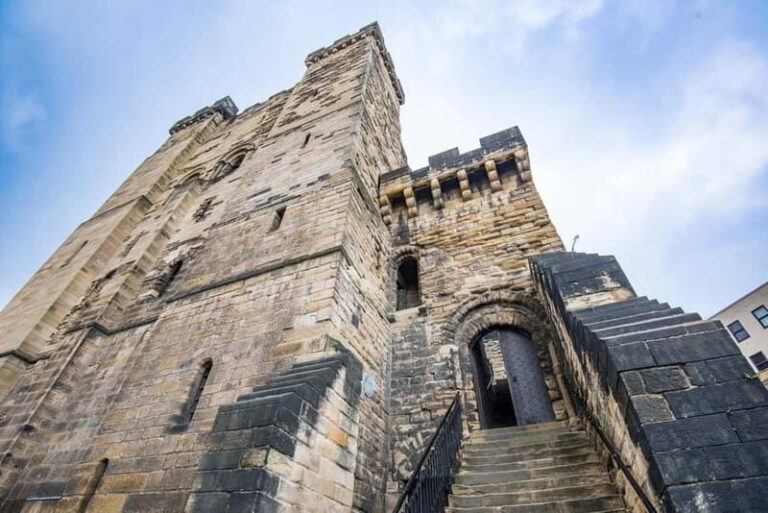 Newcastle Revealed Tour: History, Bridges and Secrets in Spanish - From Past to Present: The City’s Modern Spirit