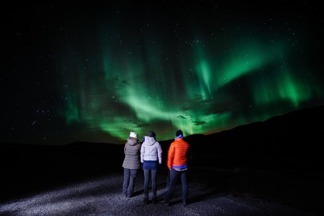 Northern Lights Minibus Tour with Hot Cocoa, Blankets & Photos - Key Points