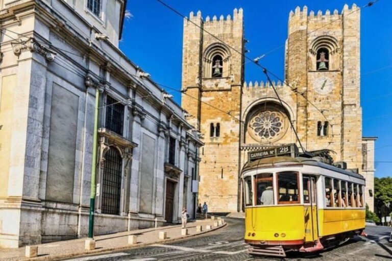 Old town of Lisbon on board of a tuk tuk- 1hour - Authenticity and Authentic Experiences