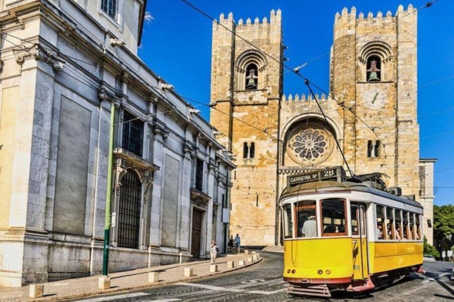 Old town of Lisbon on board of a tuk tuk- 1hour - Authenticity and Authentic Experiences
