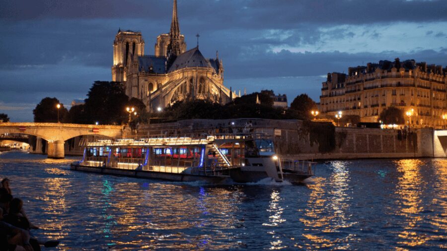Outside Île de la Cité Tour with Crypt Access and cruise - Logistics and Practicalities