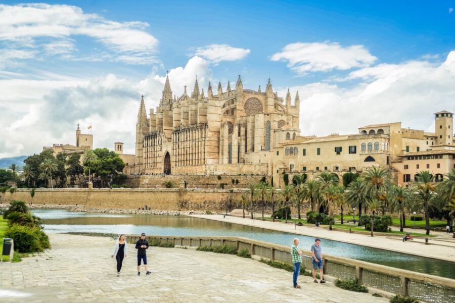 Palma: Cathedral of Mallorca Skip-the-Line Entry Ticket - Architectural Highlights and Artistic Details