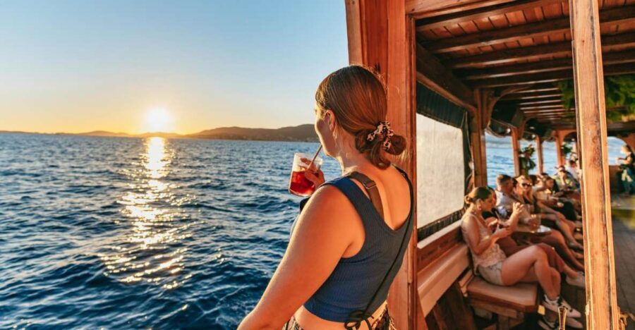 Palma de Mallorca: Sunset Boat Tour with DJ and Dance Floor - Itinerary Breakdown