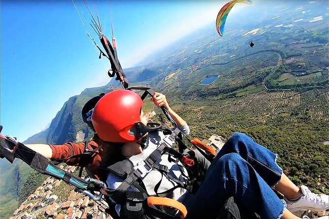 Paragliding flight over the Gardens of Ninfa - Experience the Sky: Paragliding over the Gardens of Ninfa
