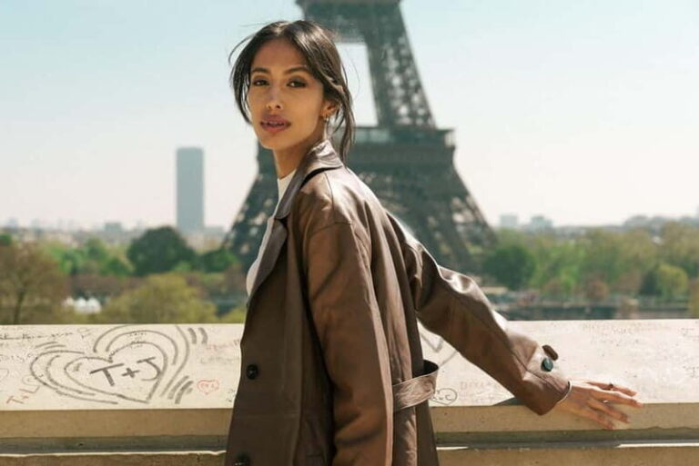 Paris: Eiffel Tower, Montmartre, or Louvre Photoshoot - Exploring the Experience in Detail