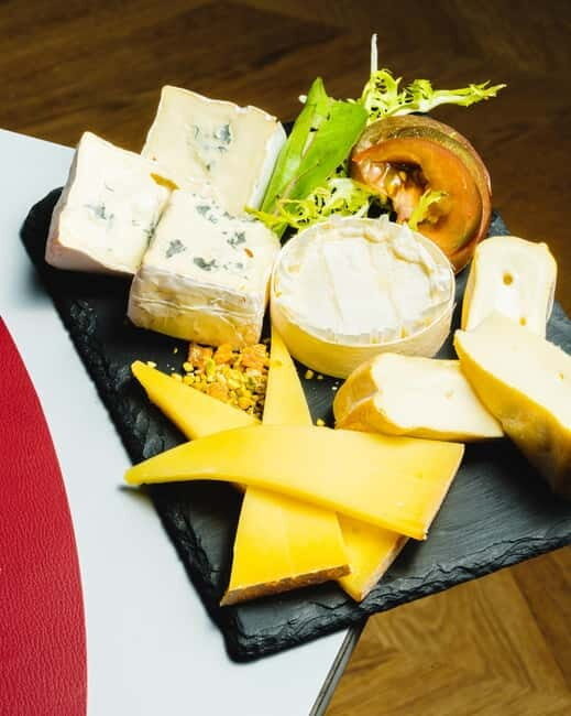 Paris: Evening River Cruise with Champagne & Food tasting - Analyzing the Experience