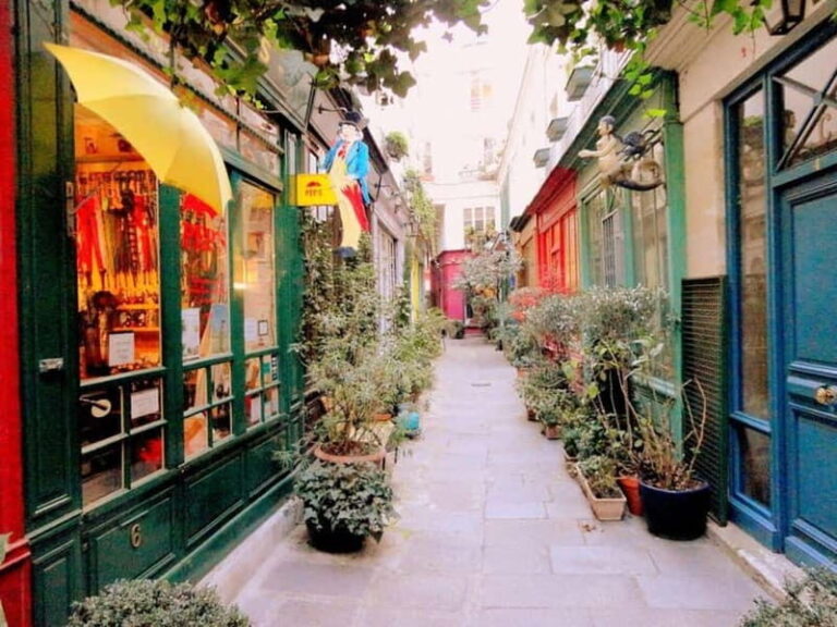 Paris: Le Marais District Guided Walking Tour with Coffee - The Itinerary in Detail: What Youll See and Why It Matters
