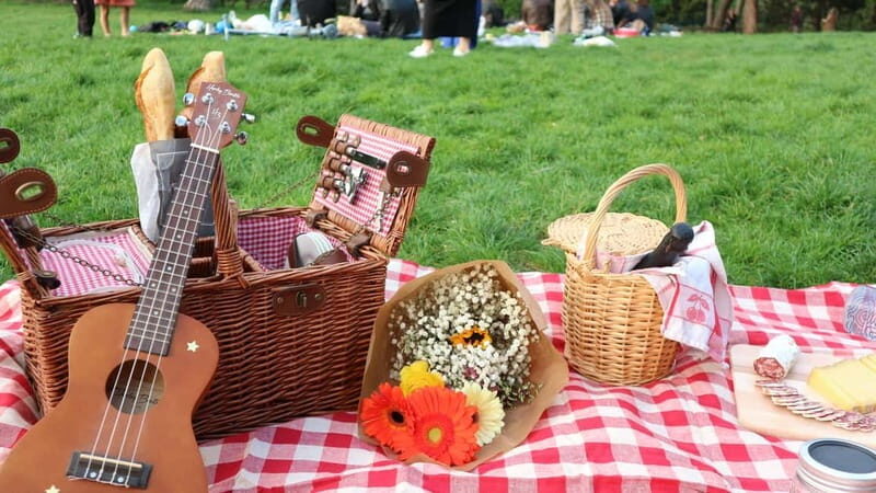 Paris: Parc Buttes-Chaumount Hidden Gems Picnic - Discovering Parc Buttes-Chaumont in Style