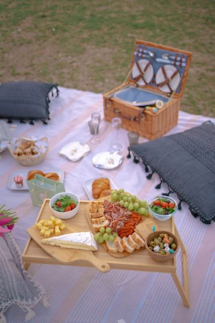 Paris: Picnic experience in front of the Eiffel Tower - A Closer Look at the Picnic Experience