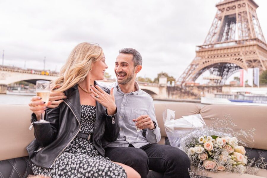 Paris Proposal / Private River Cruise + Photographer 1h - An In-Depth Look: What You Can Expect from the Paris Proposal Cruise