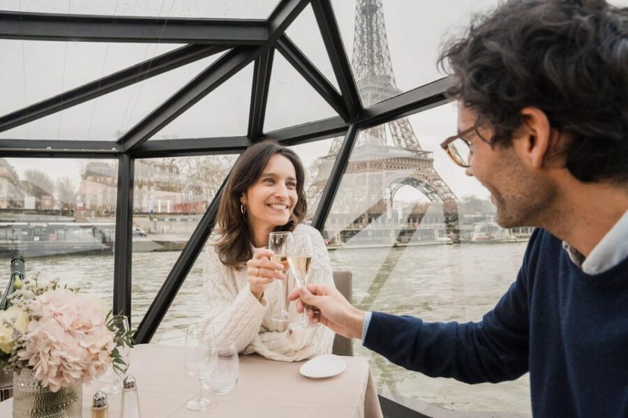 Paris : Valentine's Day Diner Cruise on the Seine river - FAQs