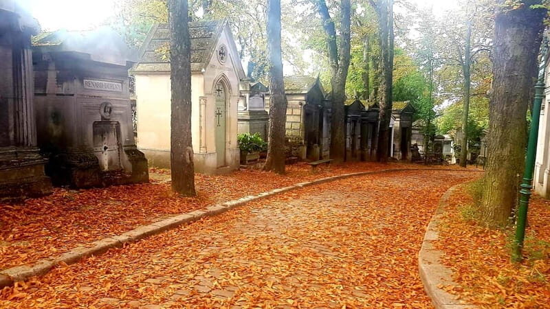 Père Lachaise : Mystère du cimetière avec un comédien - The Value of a Guided Cemetery Tour
