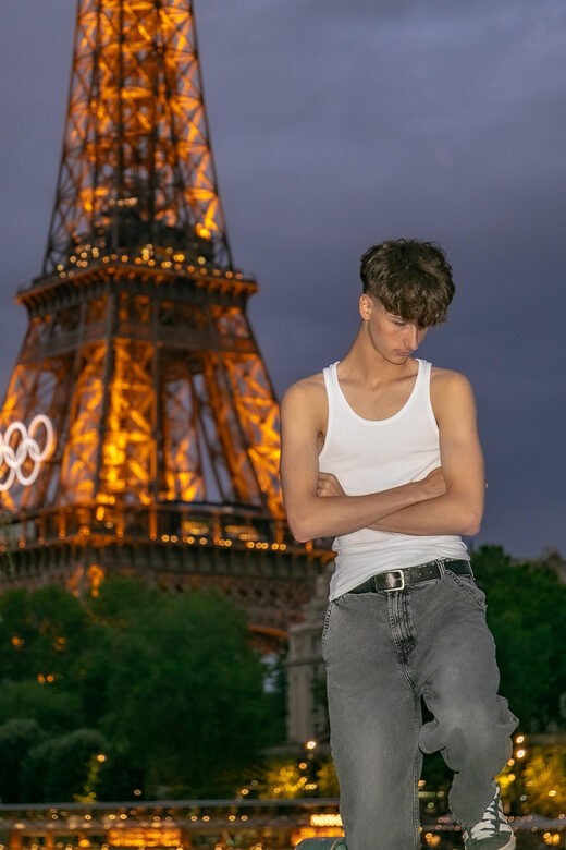 Photo session for couples with flowers around Eiffel tower - The Itinerary in Detail