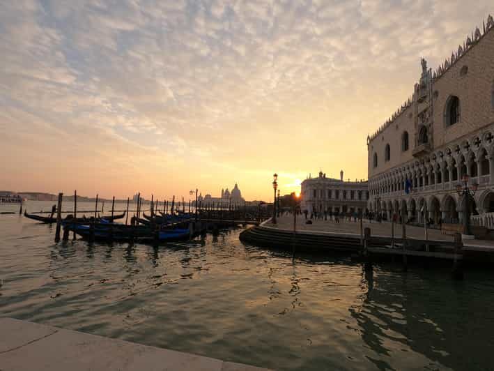 Photo with a professional photographer in Venice - Deep Dive into the Experience