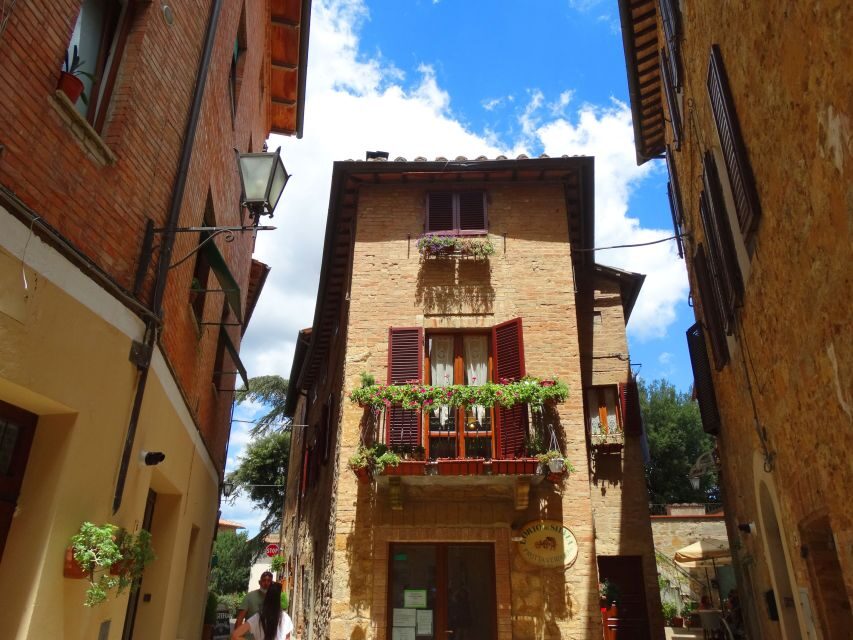 Pienza: Private Walking Tour with Tuscan Tasting Experience - Walking Through History and Architecture