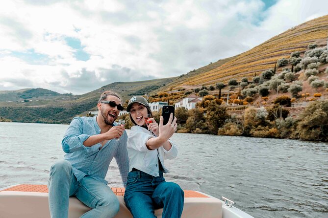 Pinhão: Electric Boat Experience 1h - Taste of Two Wines - Detailed Itinerary Breakdown