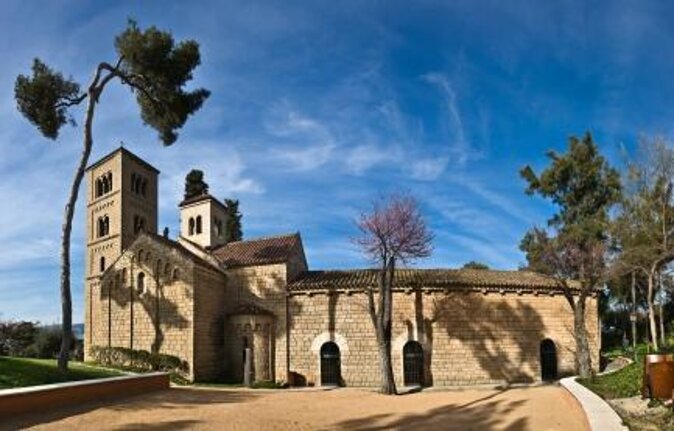 Poble Espanyol Private Tour in Barcelona with Pick up and Drop off - Key Points