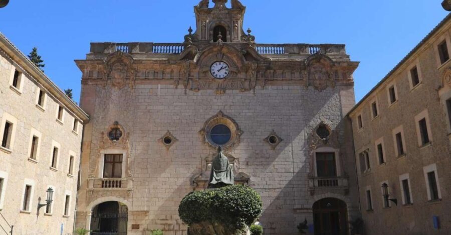 Pollensa market and Lluc Monastery - Pollensa Market and Old Town: The Heart of Local Life