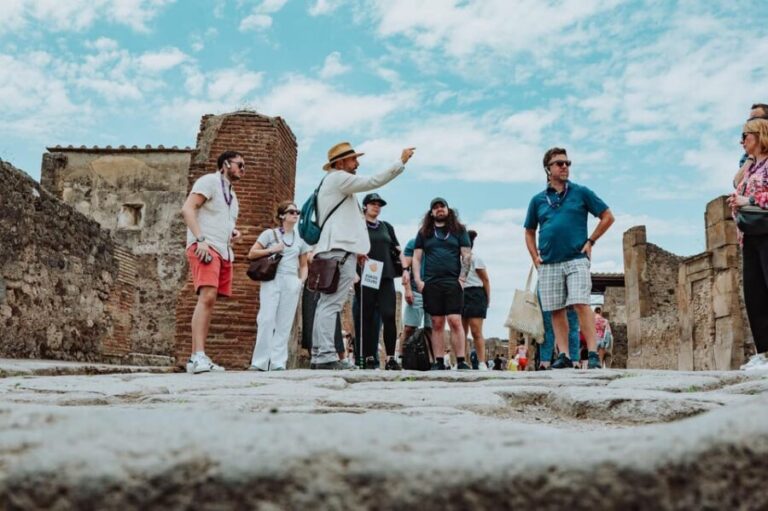 Pompeii and Oplontis: Small Group Tour with an Archaeologist - Detailed Breakdown of the Itinerary