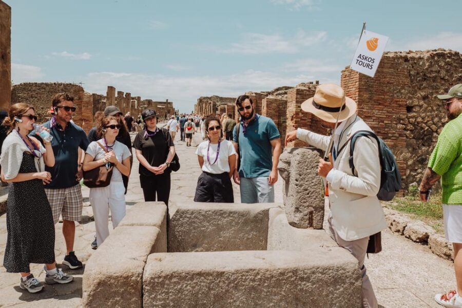 Pompeii small group tour with an Archaeologist for 15 people - Detailed Breakdown of the Itinerary