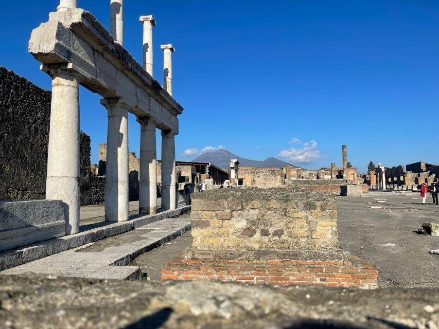 Pompeii-Vesuvius & Winery All Inclusive Tour From Positano - Climbing Mount Vesuvius: A Volcanic Walk
