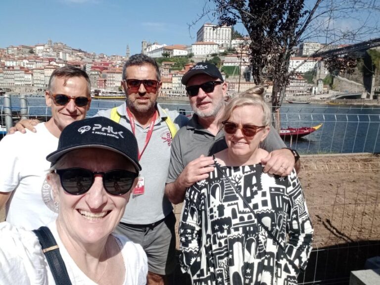 Porto: Guided Walking Tour - Visiting the Igreja dos Carmelitas Descalcos