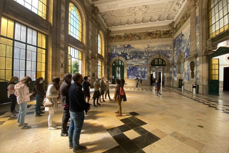 Porto: Historical Center Walking Tour - Tasting and Socializing