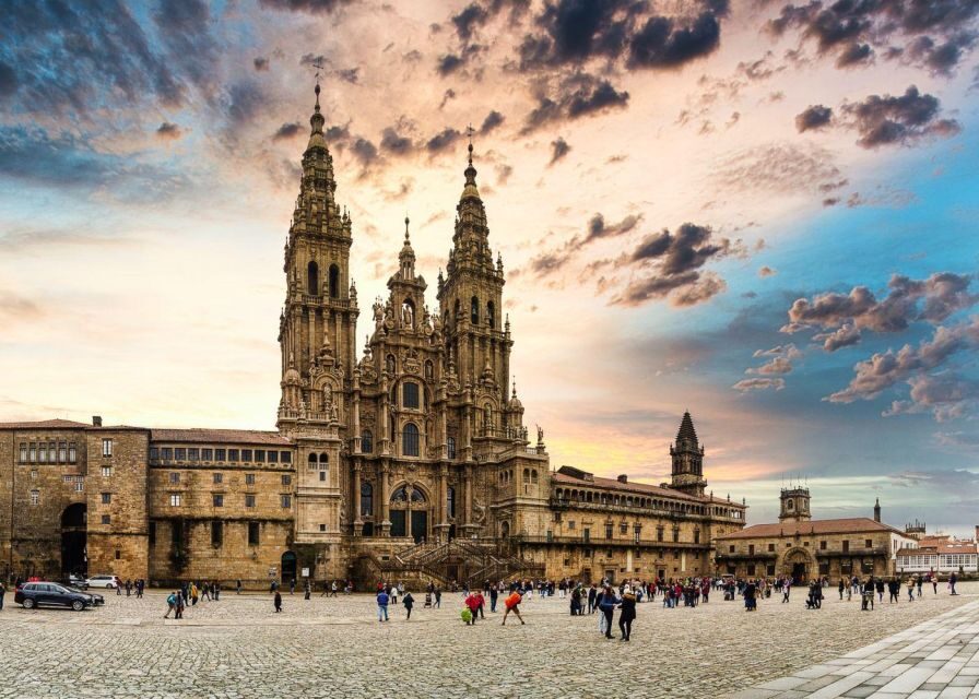 Porto: Santiago de Compostela & Viana do Castelo Tour - Transportation and Group Size