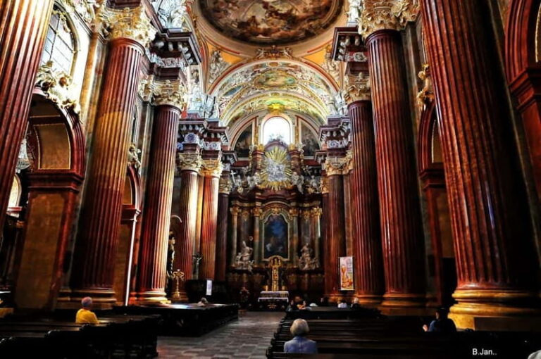 Poznan Old Town and Top Attractions Private Walking Tour - Frédéric Chopin Park and Market Square