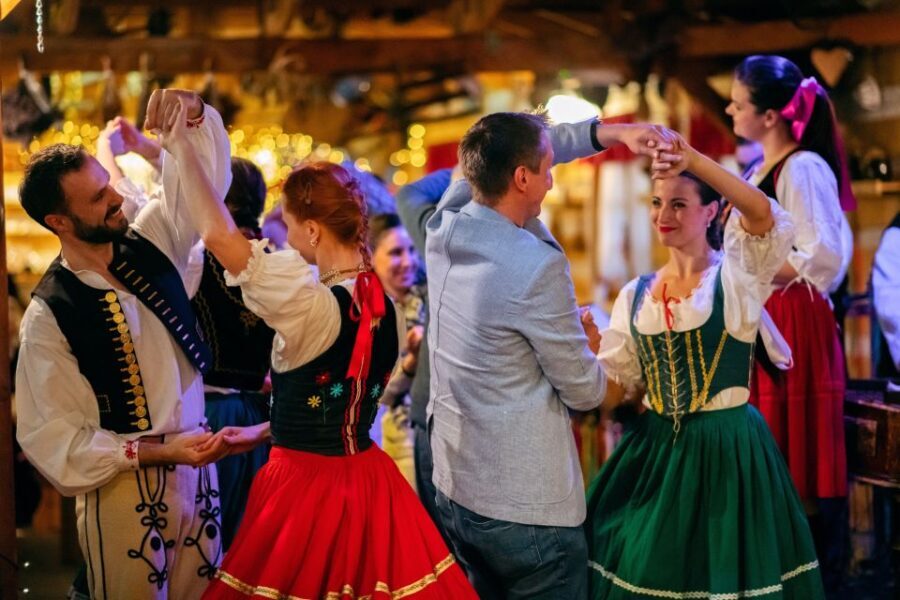 Prague: Folkloric Dinner Show with Unlimited Drinks - The Meal: A Hearty Taste of Czech Tradition