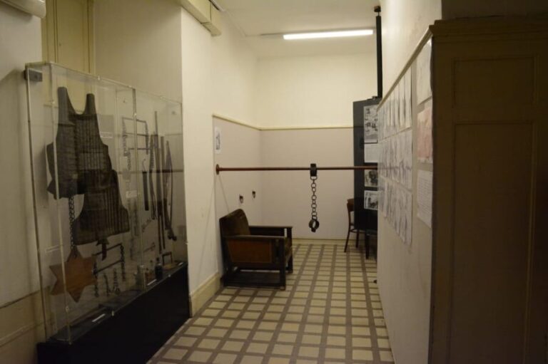 Prague: Gestapo Headquarters Tour in Spanish - Analyzing the Value